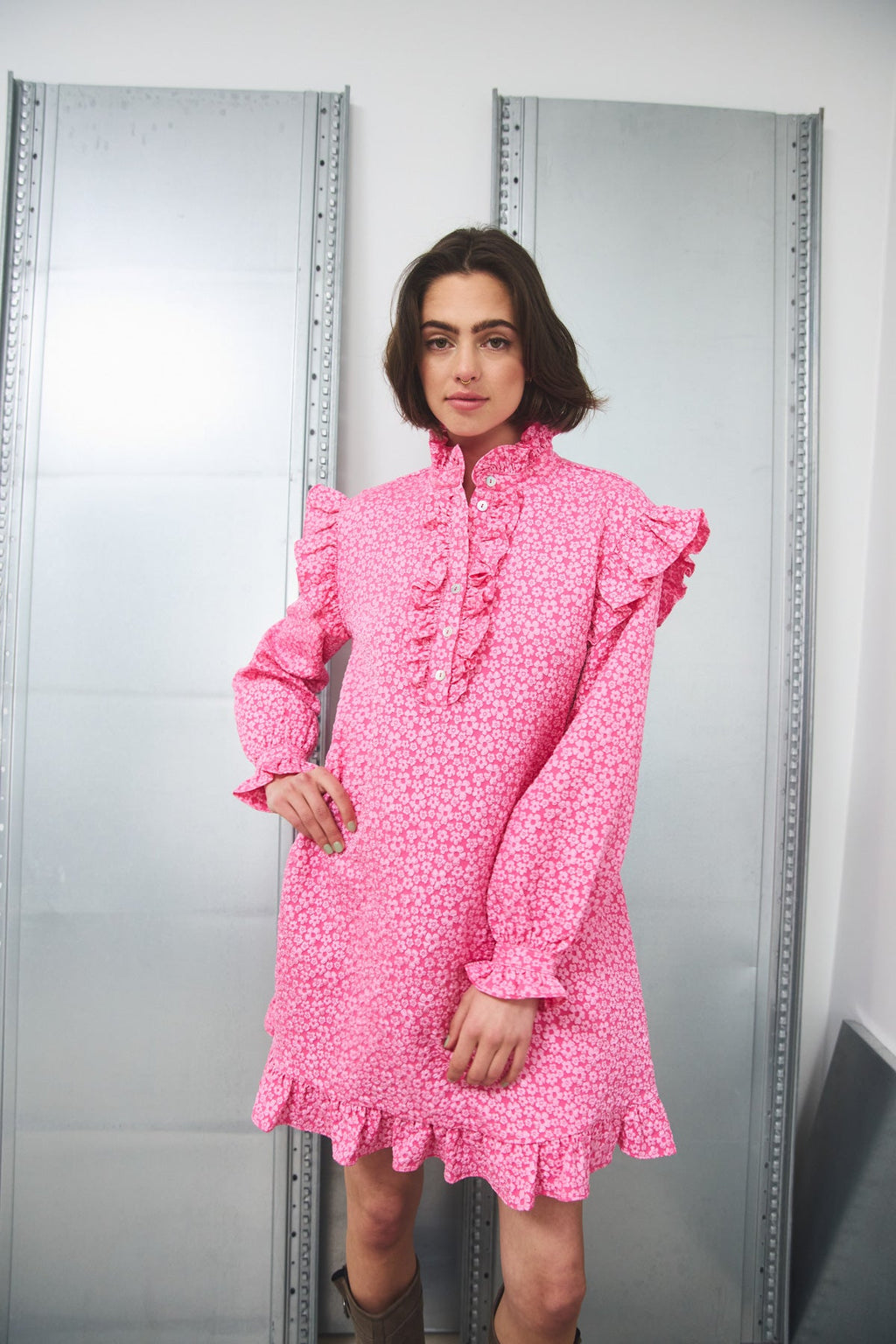 Reno Ruby Ruffle Dress Bright Pink – Noellafashion.nl